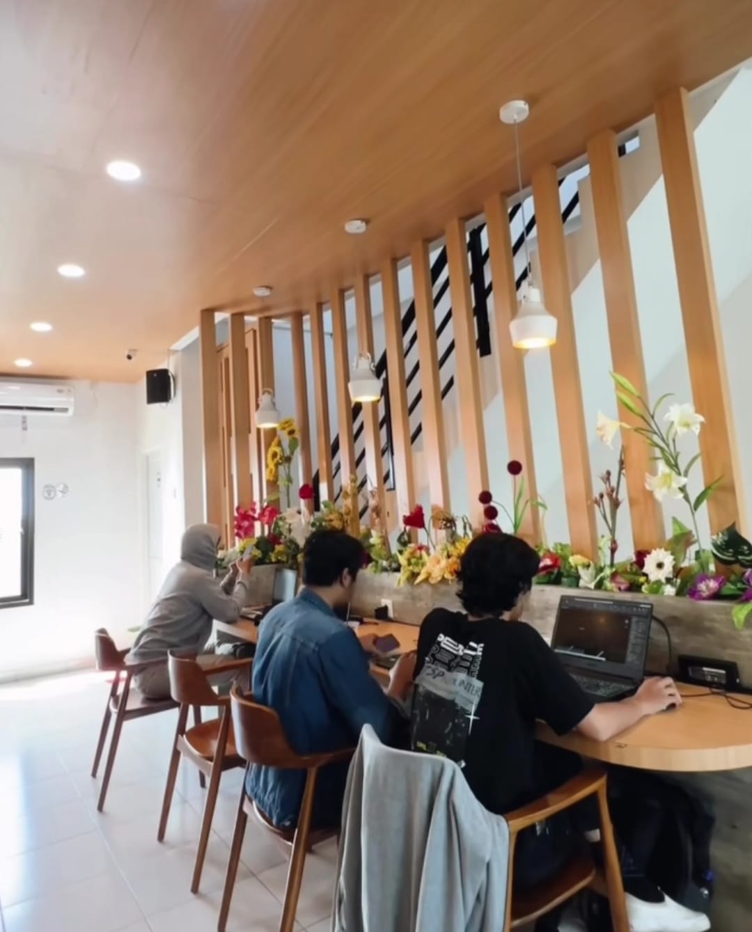 28 Coffee Balikpapan, Tempat Nongkrong dan Interior Nyaman. Soegianto ...